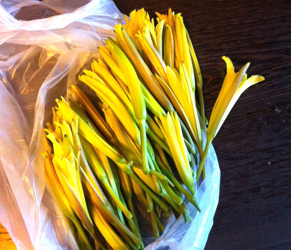 Cooking with Flowers—Stir-Fried Lilies with Ham | China South of the Clouds